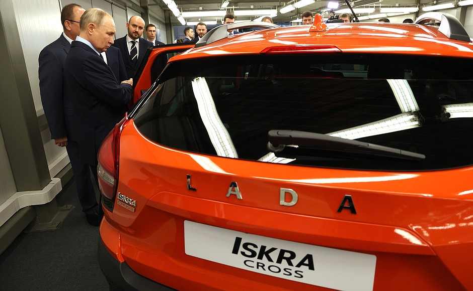 АвтоВАЗ впервые показал универсал Lada Iskra SW Cross: первый взгляд на новинку