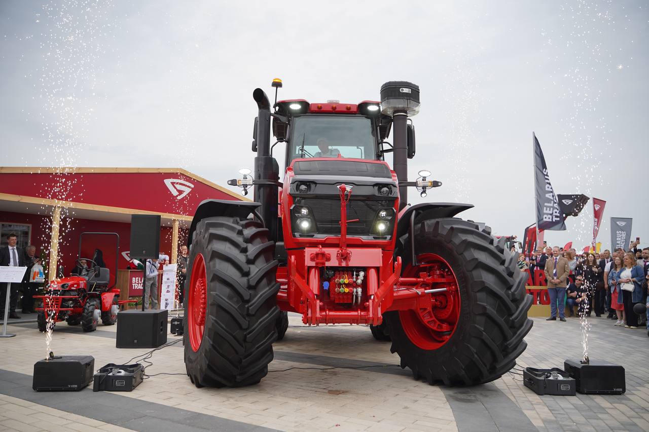 Самый мощный трактор в мире BELARUS 5425 Titan выходит на рынок