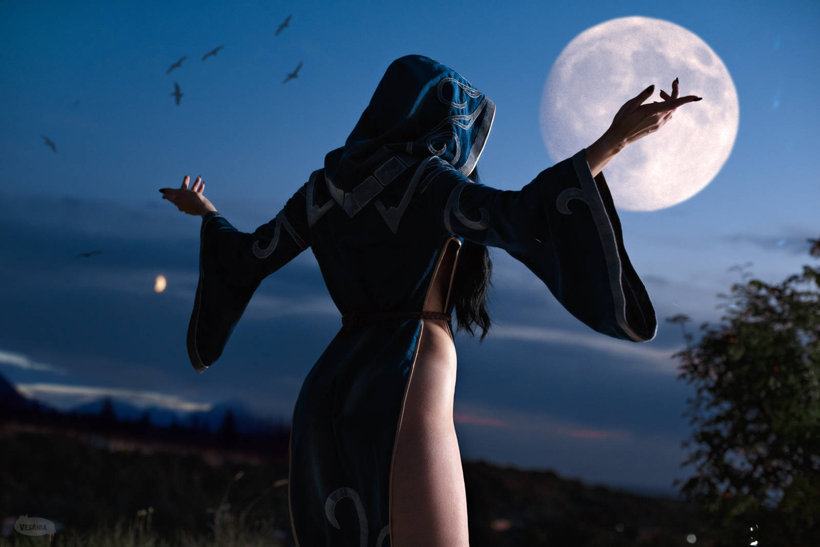 Mistress of the Night: Model Shows Nocturnal Cosplay from The Elder ...